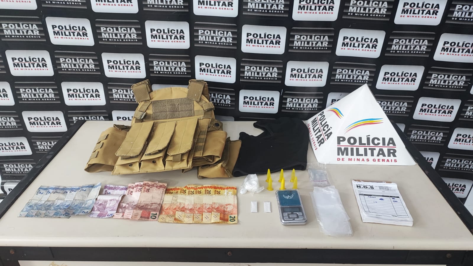 Militares apreendem capa de colete balístico e drogas em João Monlevade ...